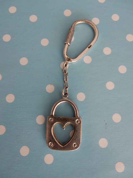 Schlüsselanhänger Schloss mit Herz aus Metall (Gebraucht) in Jona für ...