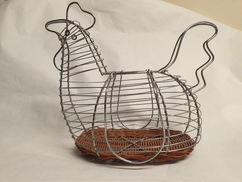 Panier à œufs en fil chromé en forme de poule / fond osier | Acheter ...