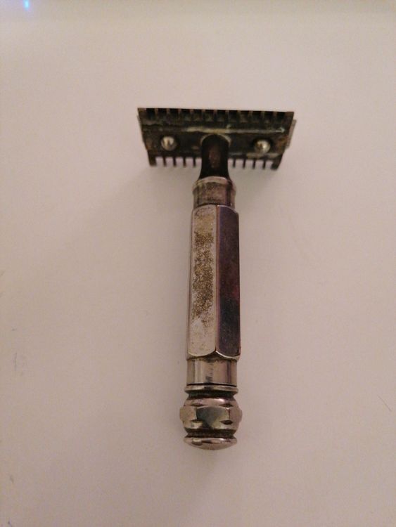 Vieux rasoir argenté de voyage (D'occasion) à pringy pour CHF 1 – avec ...