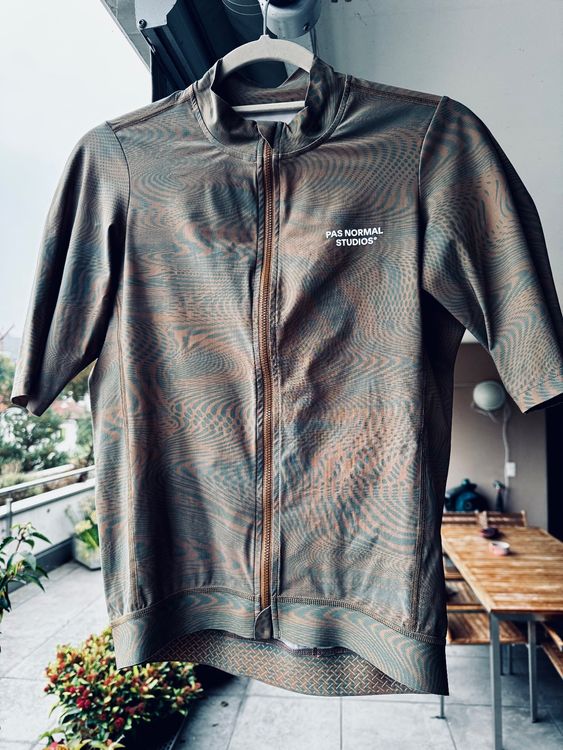 PNS PAS NORMAL STUDIOS Jersey Essential Earth Psycho Gr. L (Gebraucht ...