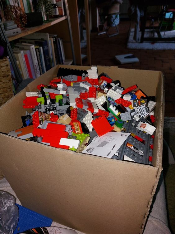 Carton de lego (toutes sortes de pieces) (Gebraucht) in Ropraz für CHF ...