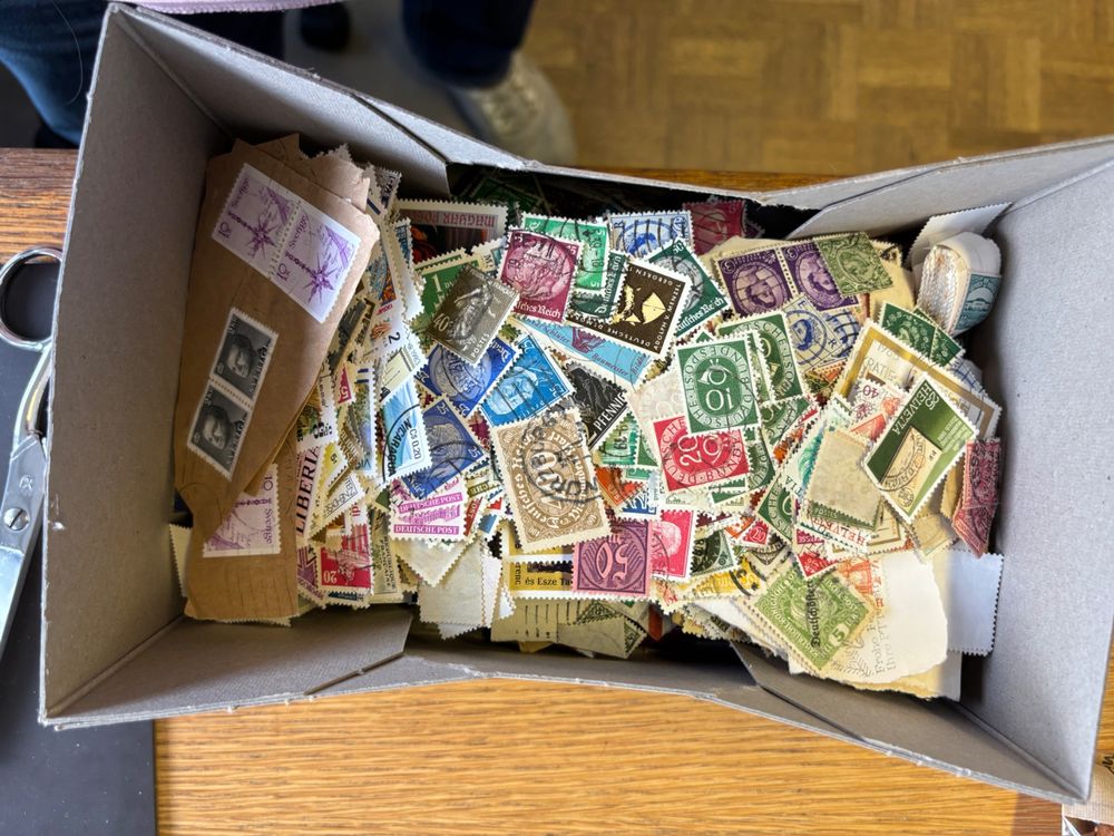 Karton mit 400 Gramm Marken weltweit ab Alt | Kaufen auf Ricardo