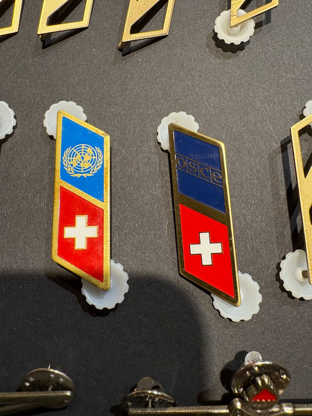 Abzeichen Schweizer Armee mit UNO und OSCE (Gebraucht) in Lienz für CHF ...