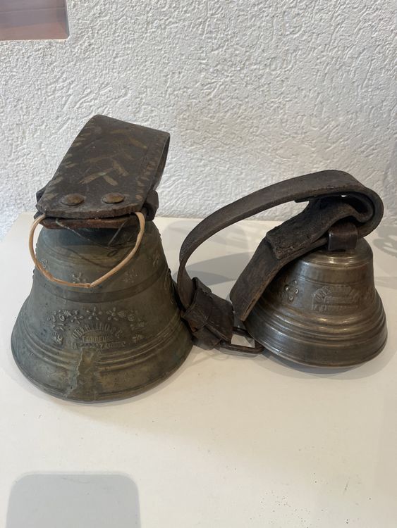 Lot de 2 cloches anciennes de vaches (Gebraucht) in Crissier für CHF 66 – mit Lieferung auf ...