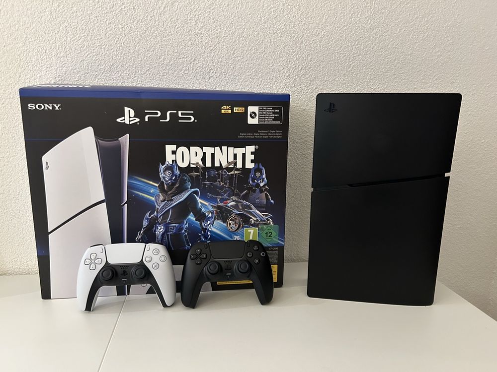 PS5 Slim Digital und 2 Controller (Neu (gemäss Beschreibung)) in ...