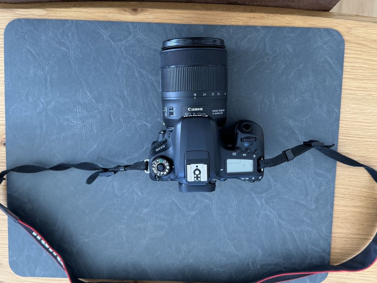 Canon EOS 77D + EF-S 18-135mm IS USM Nano USM + Zubehör (D'occasion) à ...