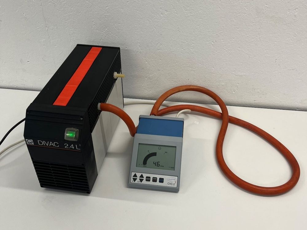 Leybold DIVAC 2.4L Membranvakuumpumpe + Vacuubrand CVC2 (Gebraucht) in ...