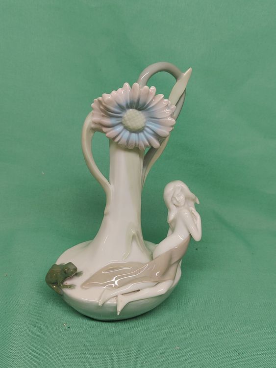 KLEINE PORZELLAN VASE GEMARKT MIT EINEM ENGEL UND FROSCH (Gebraucht) in ...