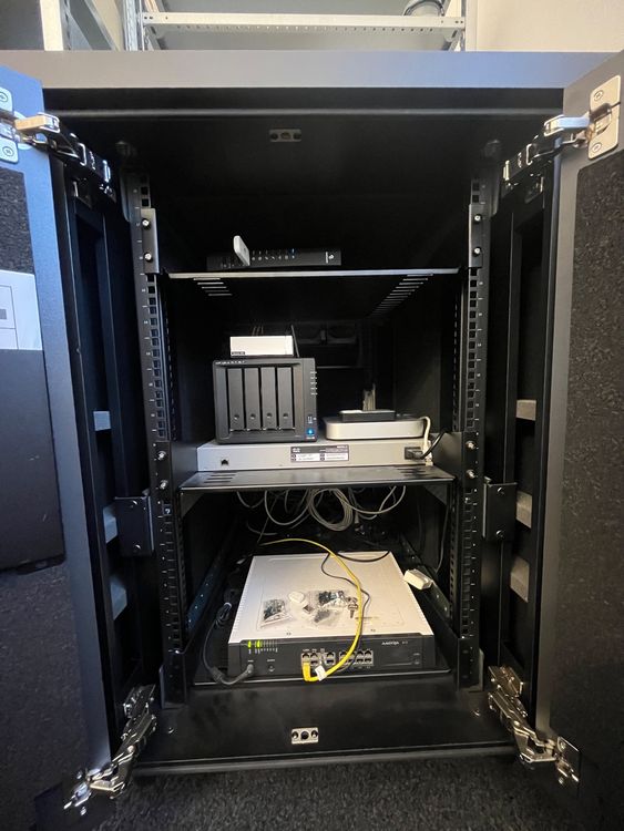 APC NetShelter CX 18U, soundproof, NP ca. 5'200.-, neuwertig (Neu ...