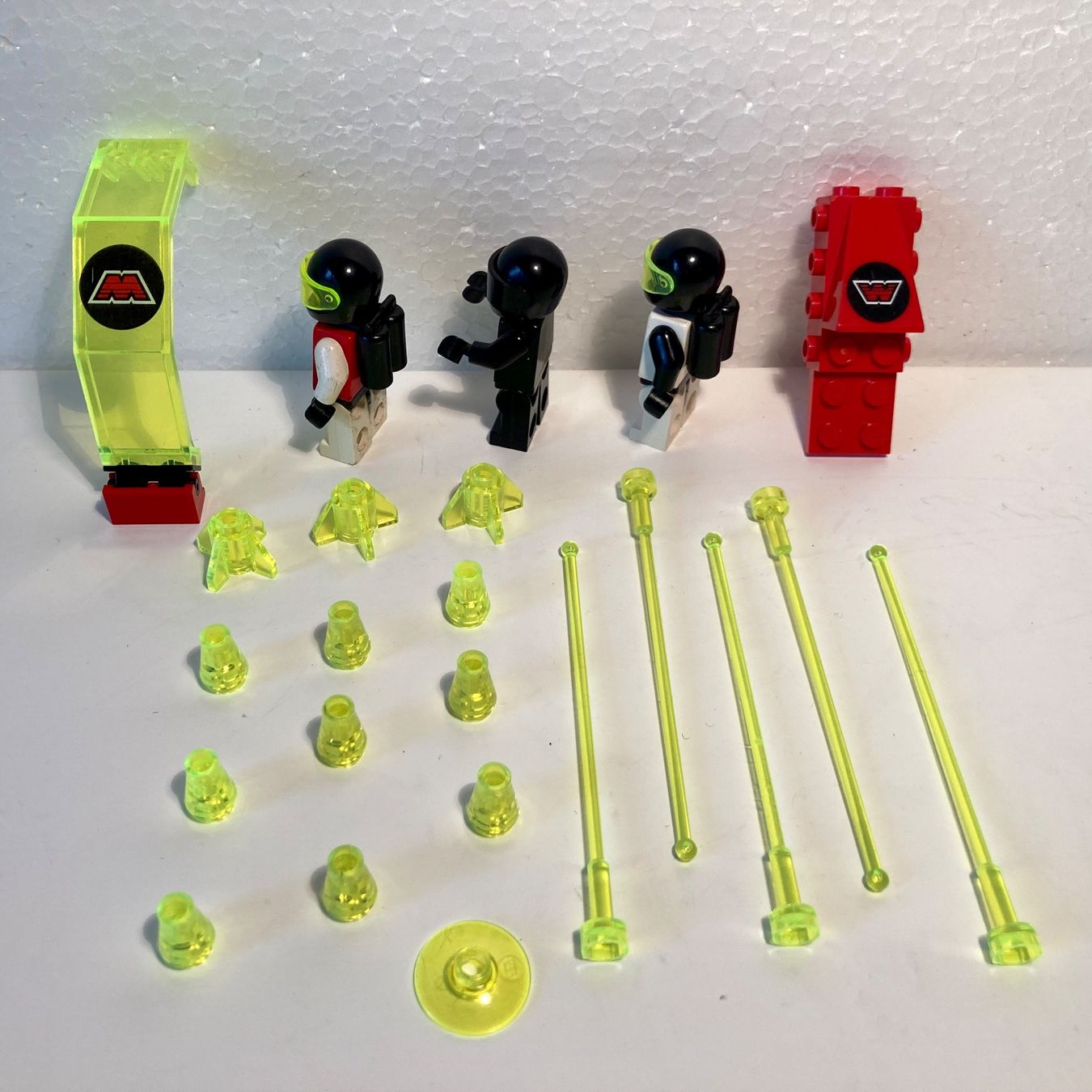 LEGO-Space : pack 3 de minifigurines (M-tron ; Blacktron...) (D ...