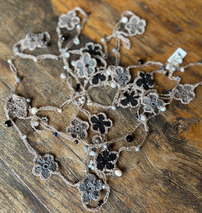 COLLIER "FLEURS" HANDMADE!! NOIR ET GRIS (Neuf avec emballage d'origine ...