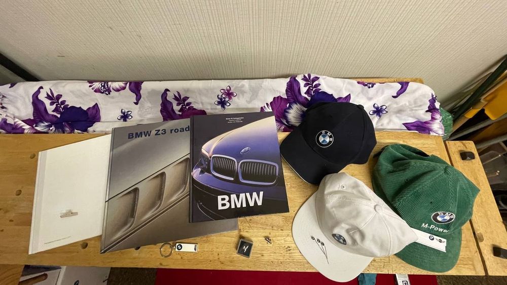 alte BMW Mützen, Anstecker und Bücher | Kaufen auf Ricardo