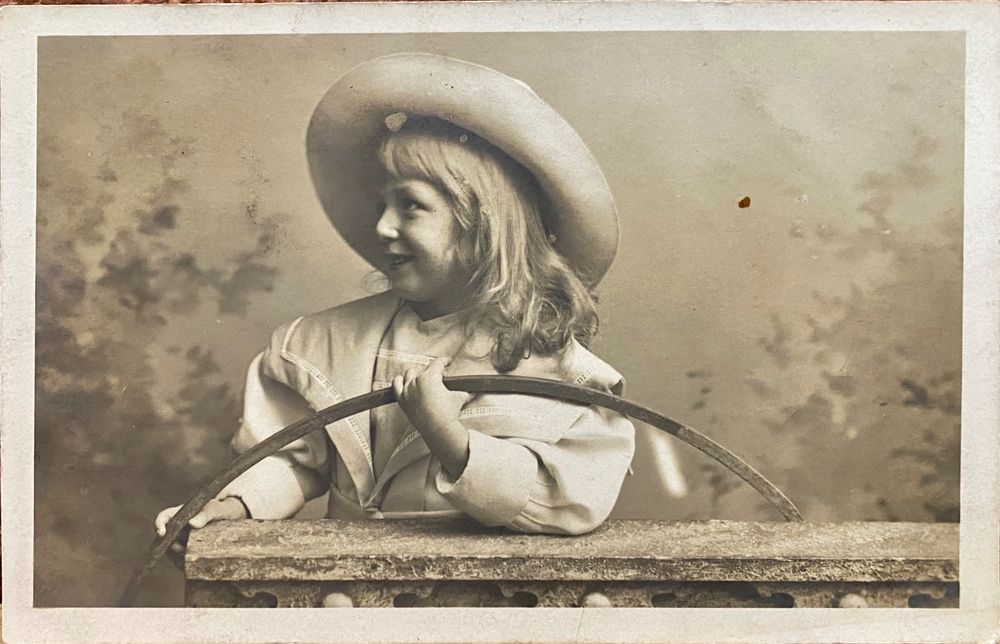 1907 Antike Foto AK - Kind / Mädchen mit Hut aus England (Gebraucht) in Root für CHF 1 – mit ...