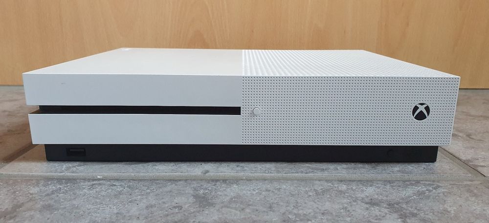 Microsoft Xbox One S Spielkonsole mit 2 Controller | Kaufen auf Ricardo