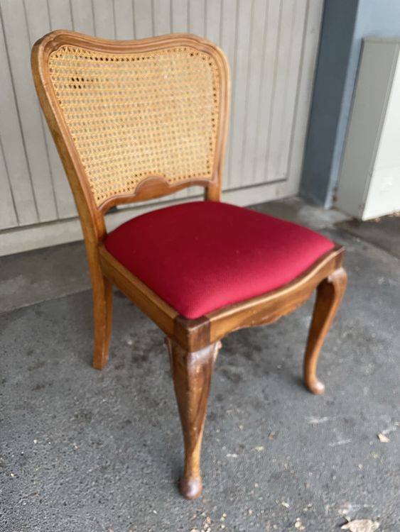 Antiker Stuhl mit Wiener Geflecht & rotem Polster (Gebraucht) in Lanzenhäusern für CHF 50 – nur ...