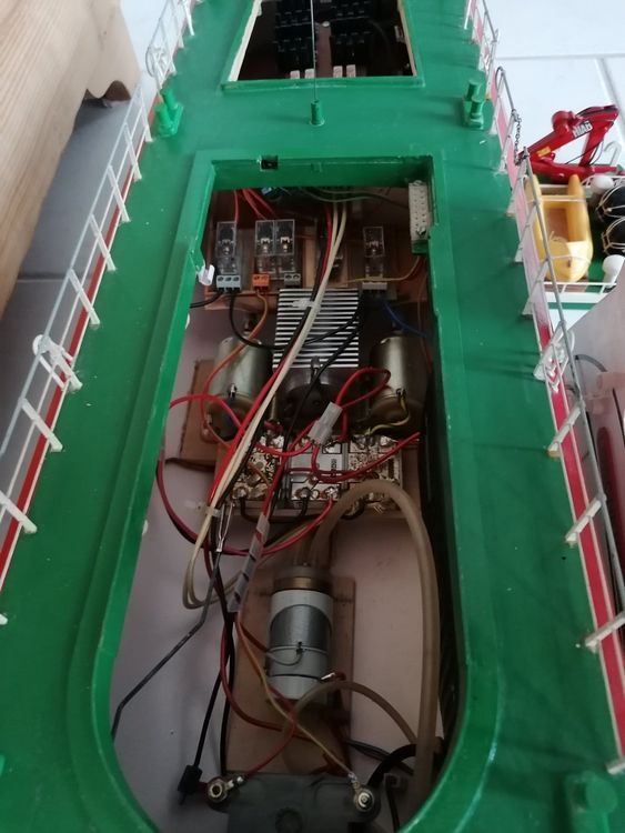 RC-Schiff Löschkreuzer Weser von Graupner (Defekt) in Chabrey für CHF ...