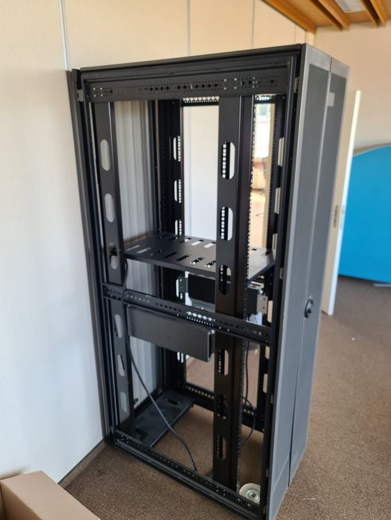 L27 grosses Rack bzw. Serverschrank auf Rädern ab 1.- (Gebraucht) in ...