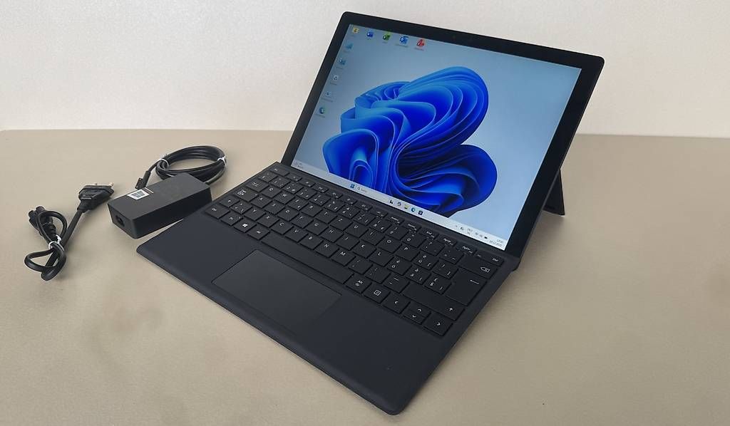 Microsoft Surface Pro 7+ mit 8GB RAM, 256GB SSD Win11 Office (Gebraucht ...