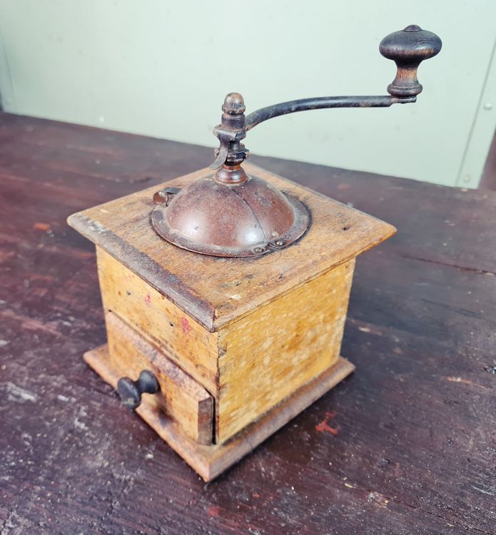 Antike Kaffeemühle aus Holz und Metall um 1900 (Gebraucht) in Obfelden für CHF 25 – mit ...