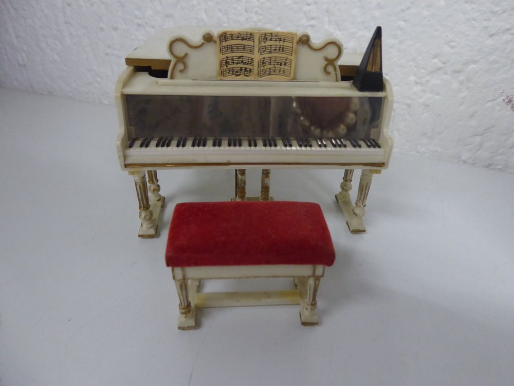weisses Piano mit Hocker (Neu (gemäss Beschreibung)) in Lausen für CHF 55 – nur Abholung auf ...