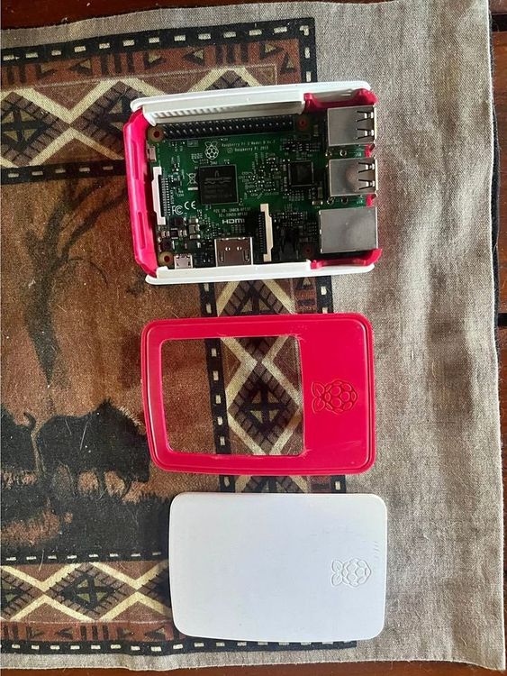 Raspberry Pi 3 Model B V1.2 - including Official case (Gebraucht) in ...