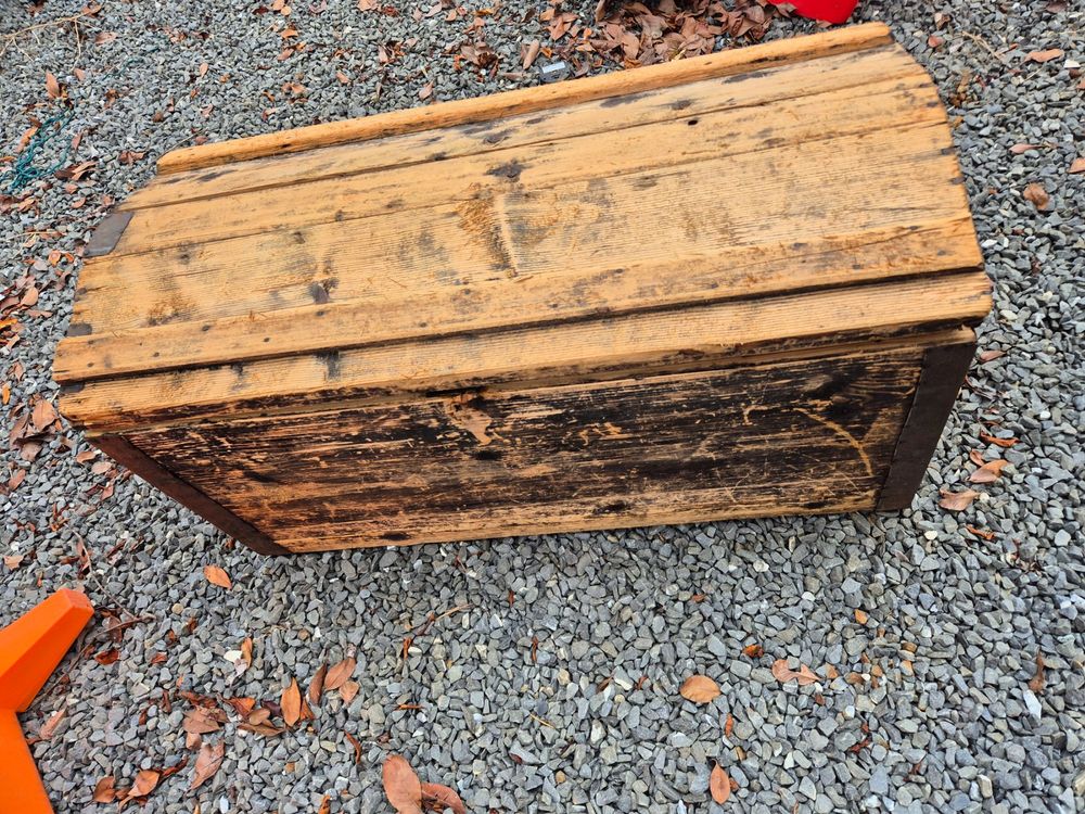 Malle coffre en bois ancien (Gebraucht) in Fully für CHF 55 – nur Abholung auf Ricardo kaufen