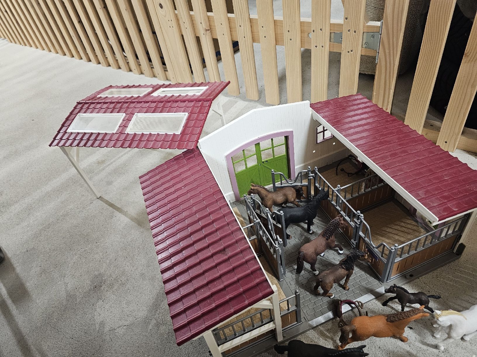 Schleich Pferde Stall uud Wohnhaus vielen Pferde Figuren (Gebraucht) in ...