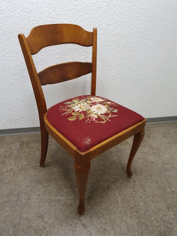 Antiker Gobelin Stuhl gepolstert rot Massivholz (Gebraucht) in Toffen für CHF 6 – nur Abholung ...