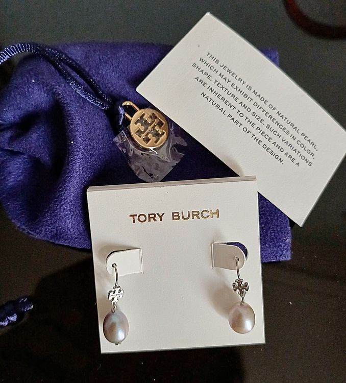 TORY BURCH • Silver Gray Pearl Drop Logo Earrings (Neu und ...