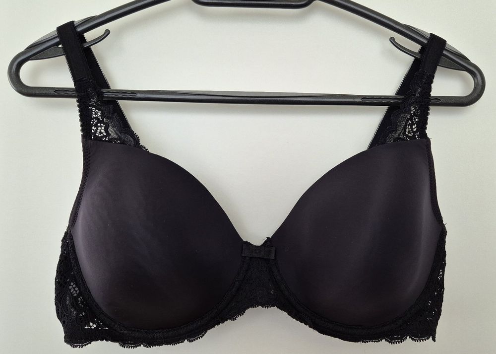 TRIUMPH BH, schwarz, 85C (leicht gefüttert/Spitzen) (Gebraucht) in Münchenstein für CHF 12 – mit ...