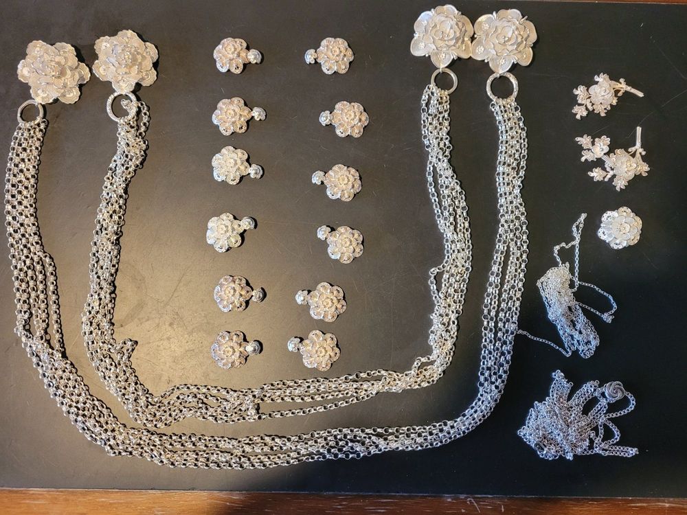 Trachtenschmuck (Gebraucht) in Neuenegg für CHF 255 – mit Lieferung auf Ricardo kaufen