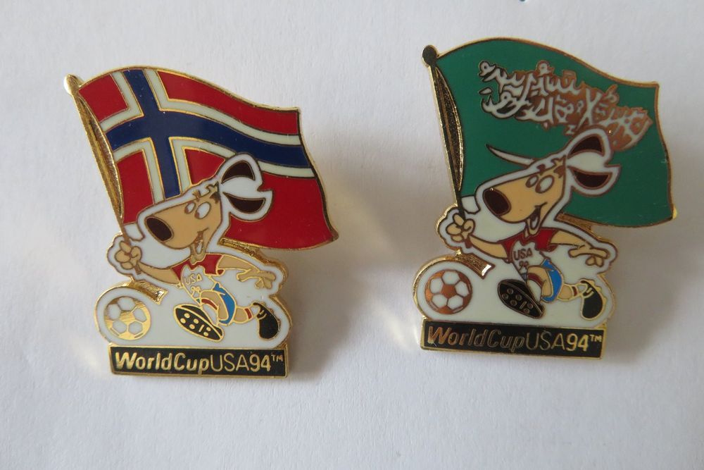 2 Pin Fussball USA 94, Grösse je 24x33 mm | Kaufen auf Ricardo