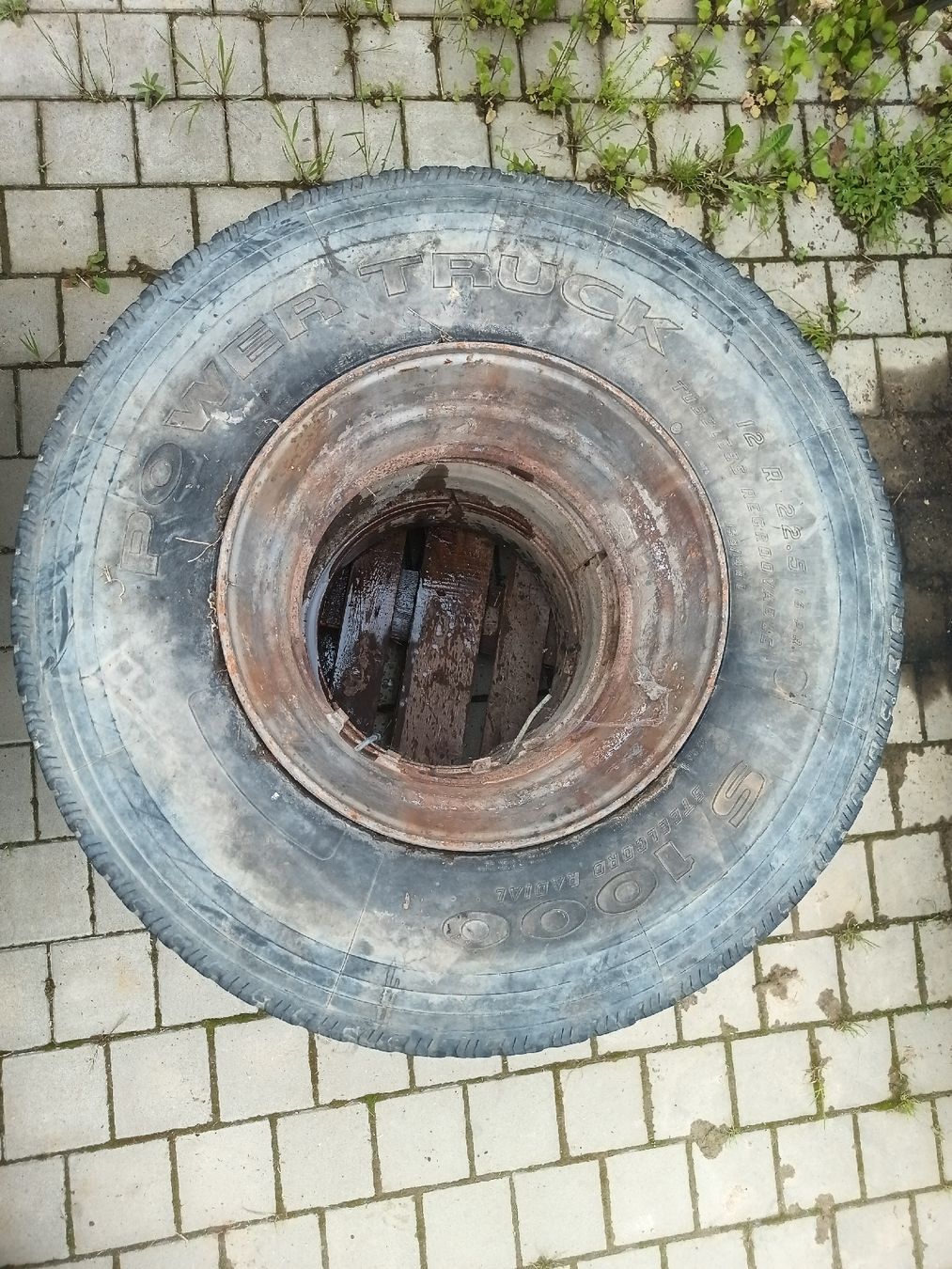 lkw Reifen alt 1x 12R22.5 2x 11R20 (Defekt) in Wahlen b. Laufen für CHF 1 – nur Abholung auf ...