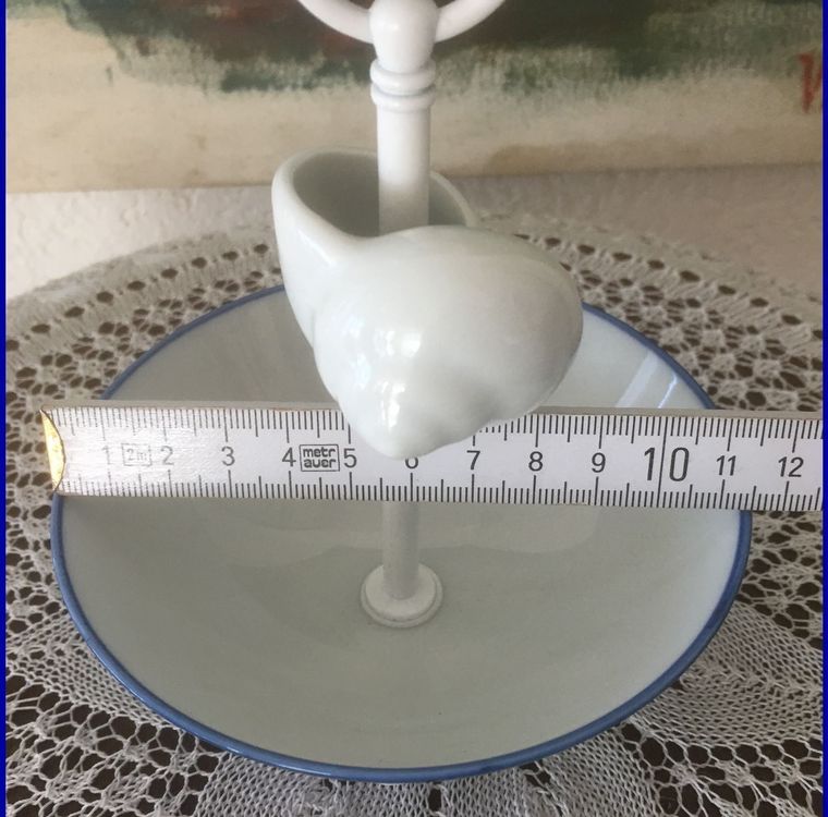 ETAGERE MIT PORZELLANSCHNECKE BEISTELLER (Gebraucht) in Subingen für CHF 16 – mit Lieferung auf ...