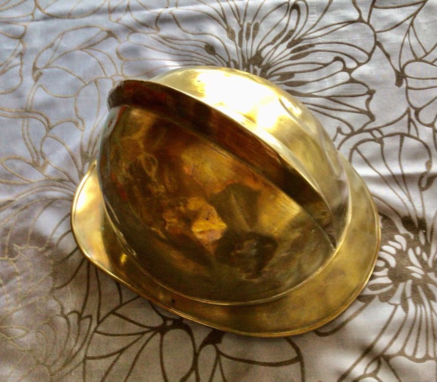 Antiker Feuerwehrhelm Messing, und antike Spritze... (Gebraucht) in Scherzingen für CHF 30 – nur ...