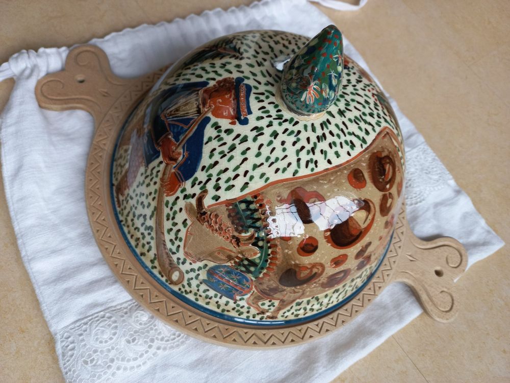 Wunderschöne, handgemachte Keramik-Käseglocke mit Holzbrett (Gebraucht ...