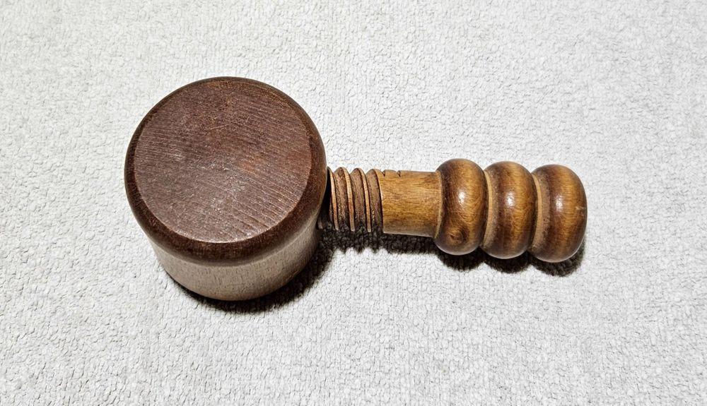 Holz Schraub-Nussknacker (Gebraucht) in Oeschgen für CHF 14 – mit ...