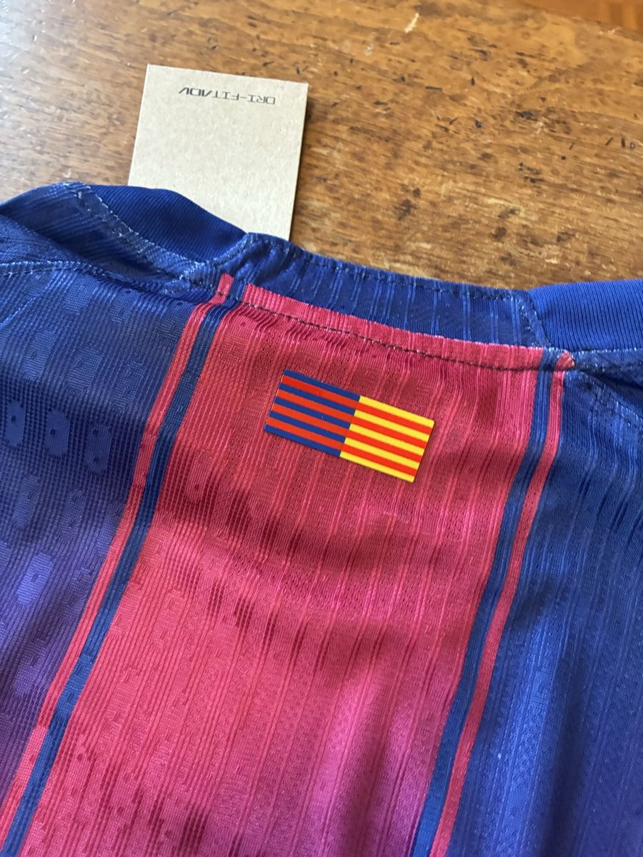 Barcelona X Olivia Rodrigo XXL (slim fit tragt wie ein L) (Neuf avec ...