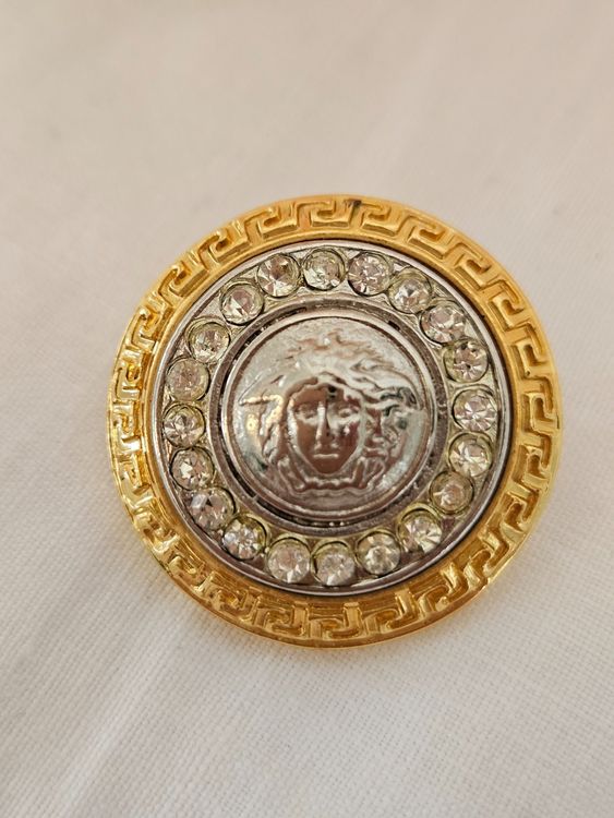Brosche von Gianni Versace Medusa goldfarben mit Strass | Kaufen auf ...