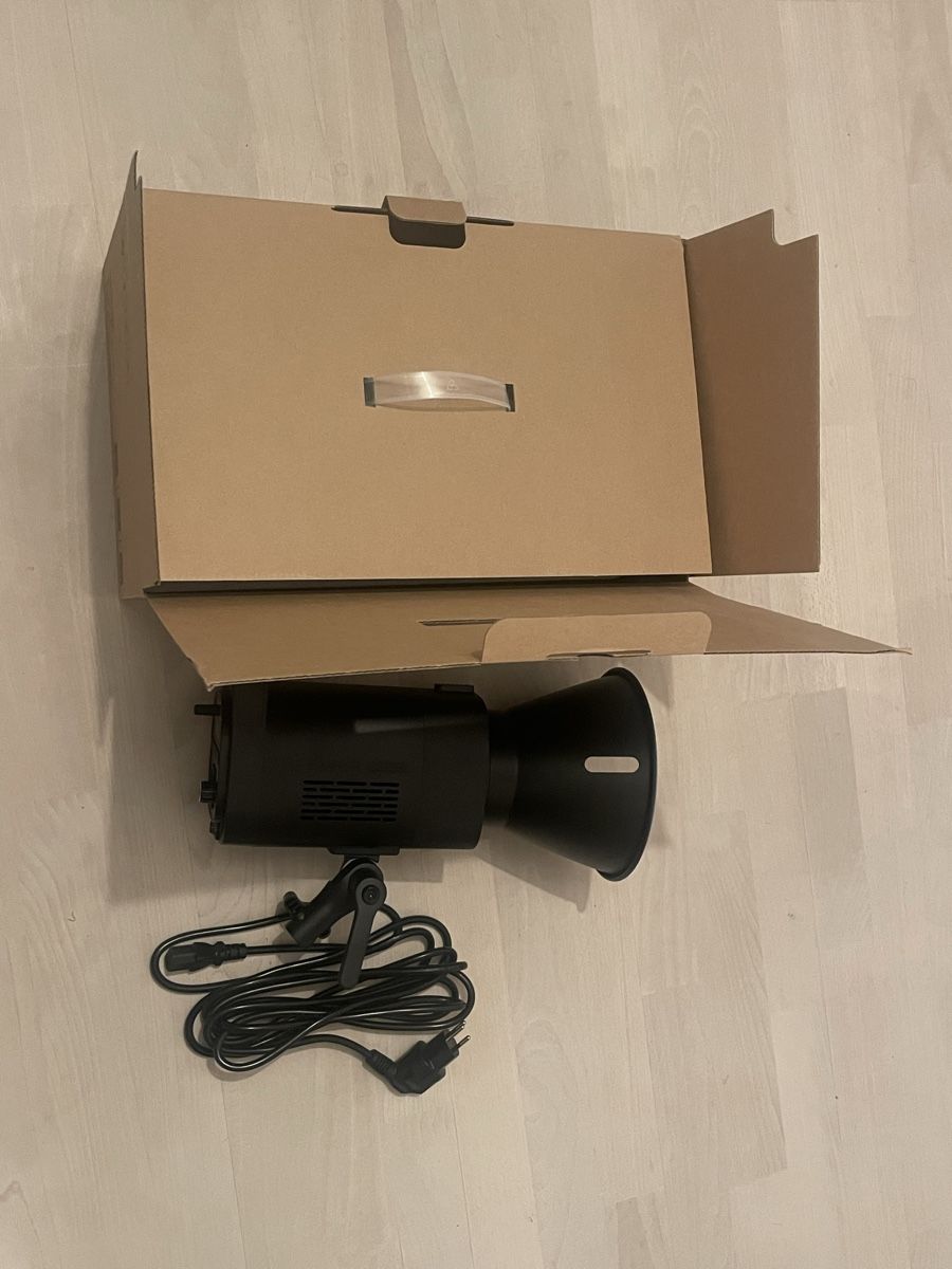 Neewer CB100C RGB LED Light + Parabolic Softbox SF85Q (Neu (gemäss ...