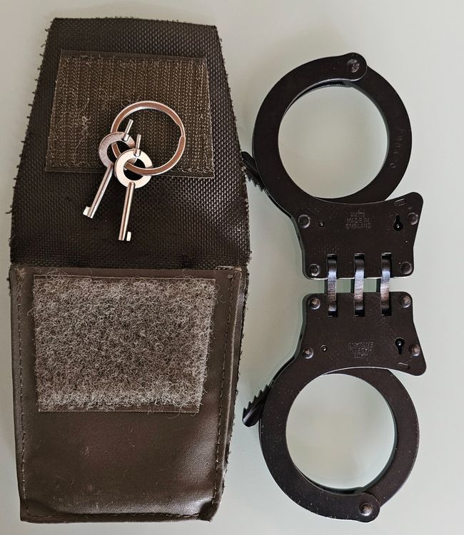 Militärpolizei Handschellen Original Armée Police CH (Gebraucht) in Delémont für CHF 110 – mit ...