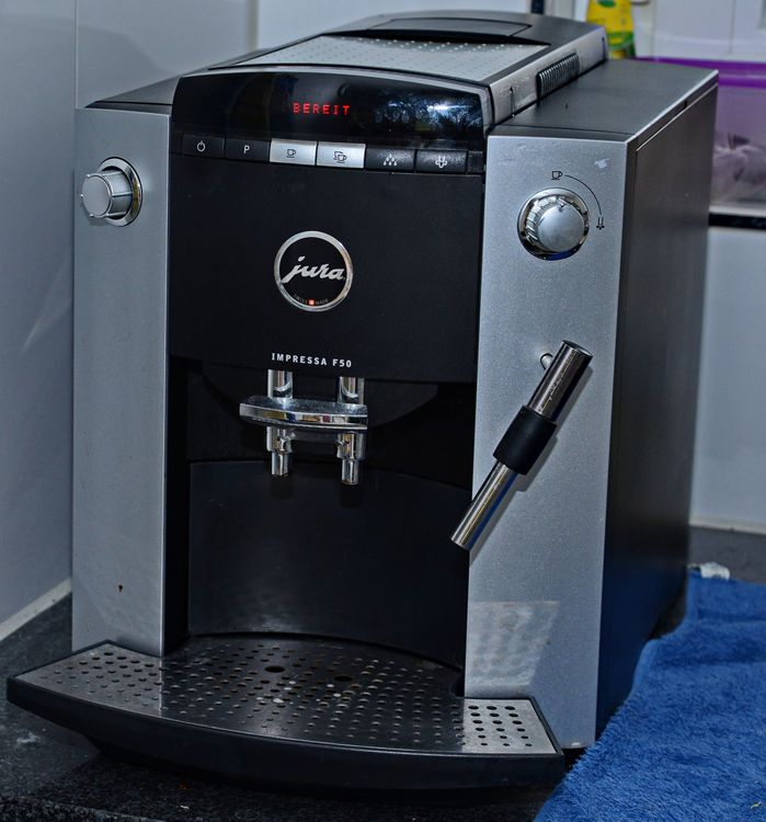 Jura F50 Kaffeemaschine mit Zubehör, funktioniert prima (Gebraucht) in Elsau für CHF 152 – mit ...