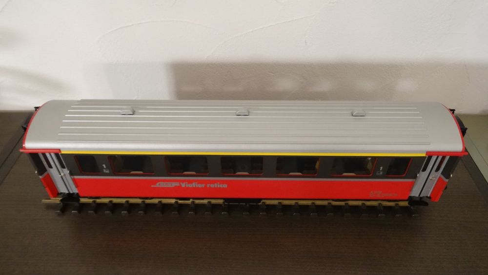LGB 3067, RhB, 1 Kl. Personenwagen, EW I, rot, Vitrine (Neu (gemäss Beschreibung)) in Kloten für ...