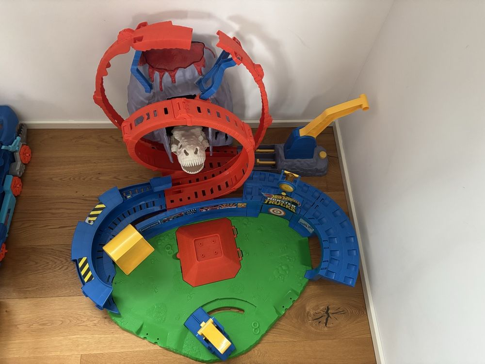 Hot Wheels Autorennbahn Monster Truck T-Rex Vulkan (Gebraucht) in ...