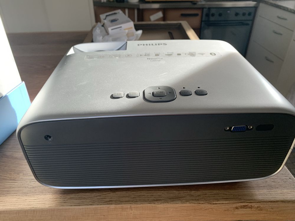 Philips NeoPix Ultra Full HD Beamer – Heimkino-Abende genies (Gebraucht ...