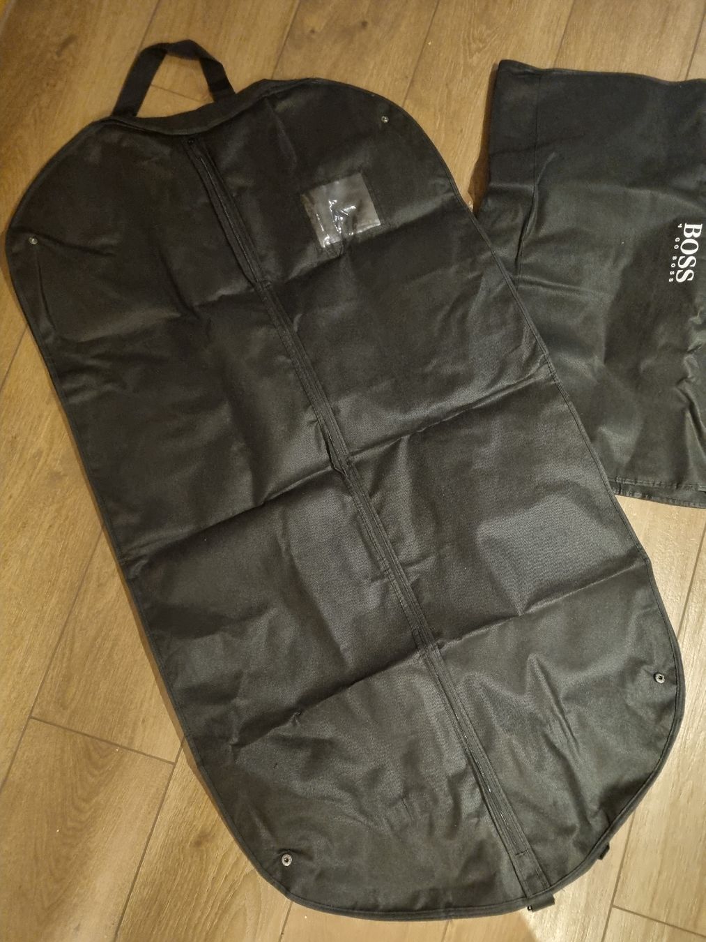 Deux housses à vêtements et costumes Hugo Boss- parfait état (Gebraucht ...