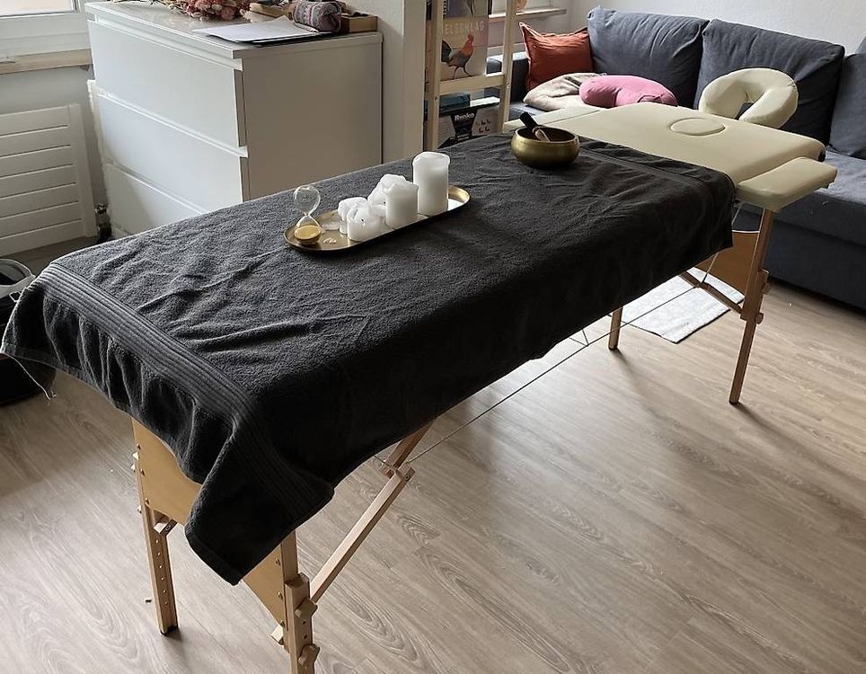 Platzsparende Massageliege für zu Hause - neuwertig (Gebraucht) in ...