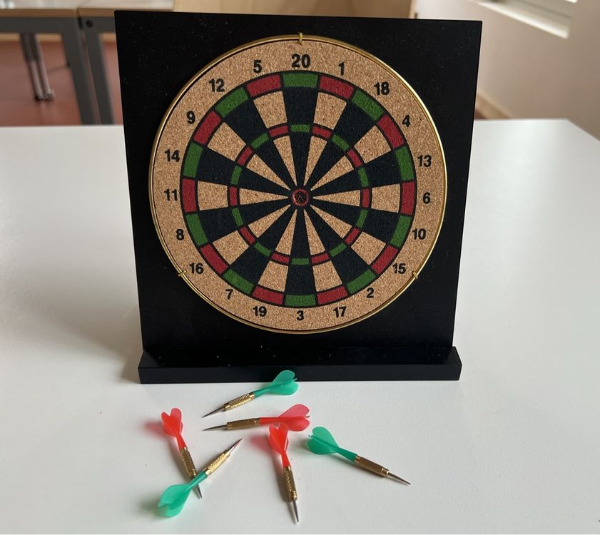 Used Dartboard with Darts for Sale! (Gebraucht) in Zürich für CHF 6 ...