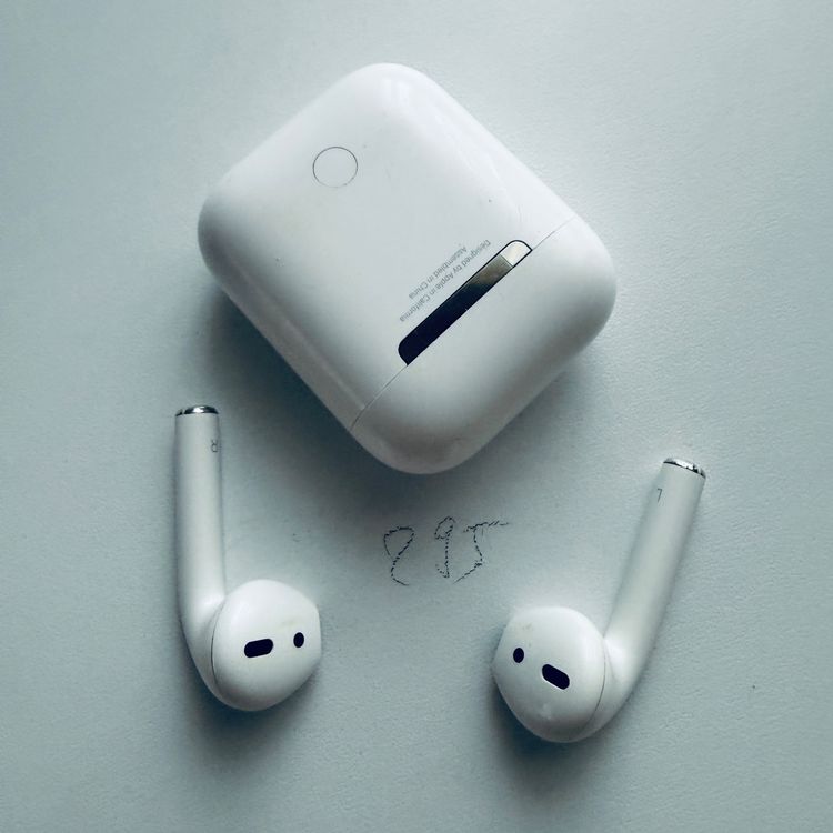 Original Apple AirPods 2 Gen. Wireless Kopfhörer & Case (Gebraucht) in ...
