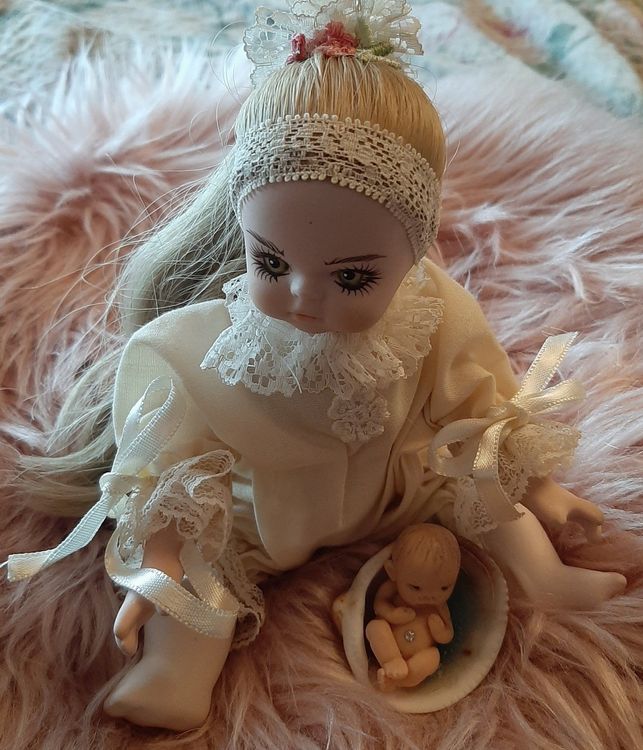ÄLTERES CAPO DI MONTE PÜPPCHEN MIT MINI BABY IN MUSCHEL (Neu (gemäss ...